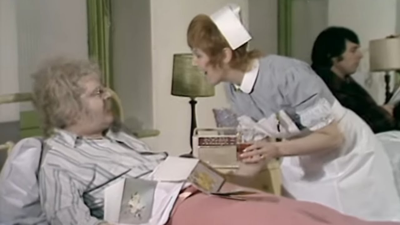Benny Hill - L'hôpital nouvelle génération - YouTube