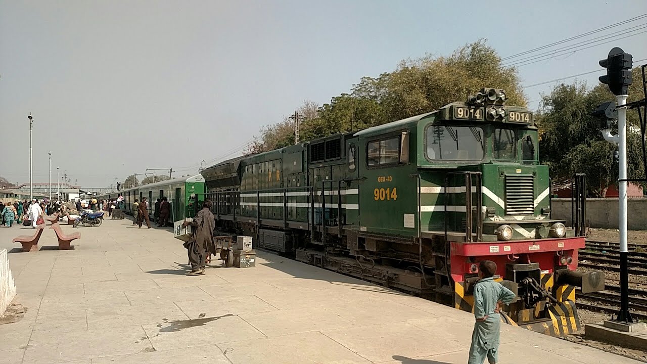 Most Popular Train of Pakistan Railways||2DN Khyber Mail Express ...