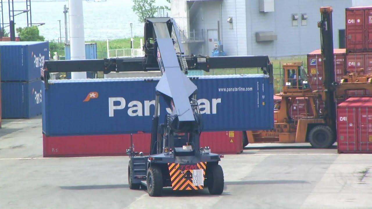 Panster海上コンテナトレーラーリーチスタッカーつんだりおろしたりContainer - YouTube
