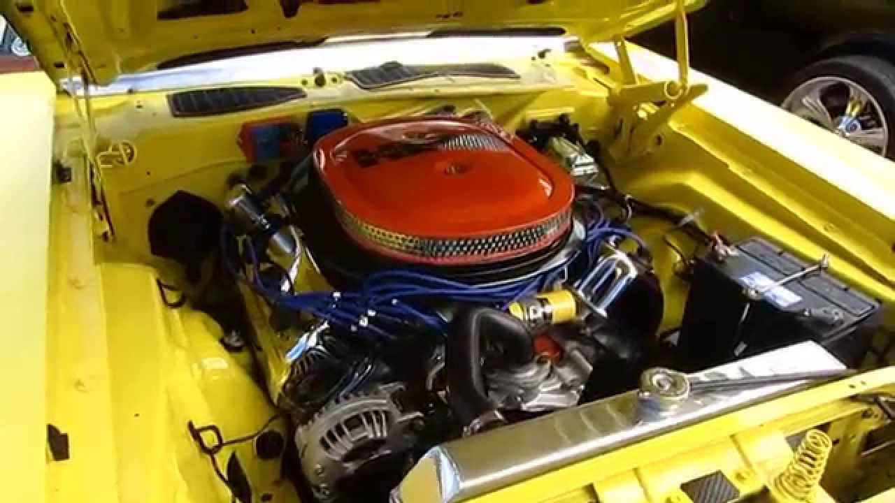 Yellow Hemi 'cuda at Burger run (2015) - YouTube