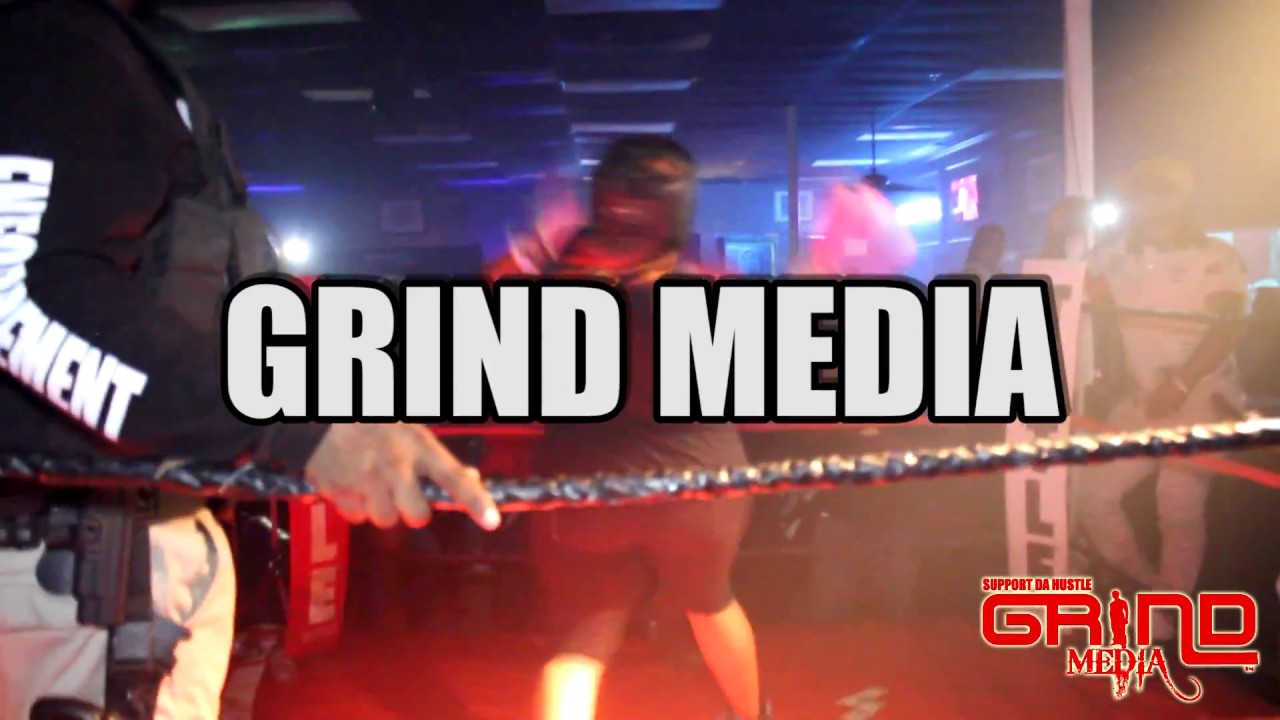 Female boxer hit other boxer so hard she vomits - YouTube