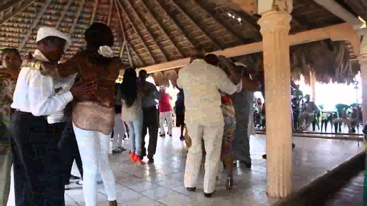 Domingos soneros en la playita de nigua, canta bombillo "el fenomeno ...