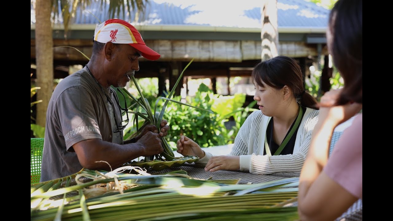 KOKOSYE - COCONUT LEAF WEAVING CLASS WITH JIMMY MELLON (La Digue ...
