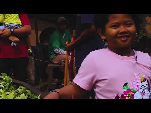 Nyusuin Anak Sapi :)  || Farm House Lembang-Bandung