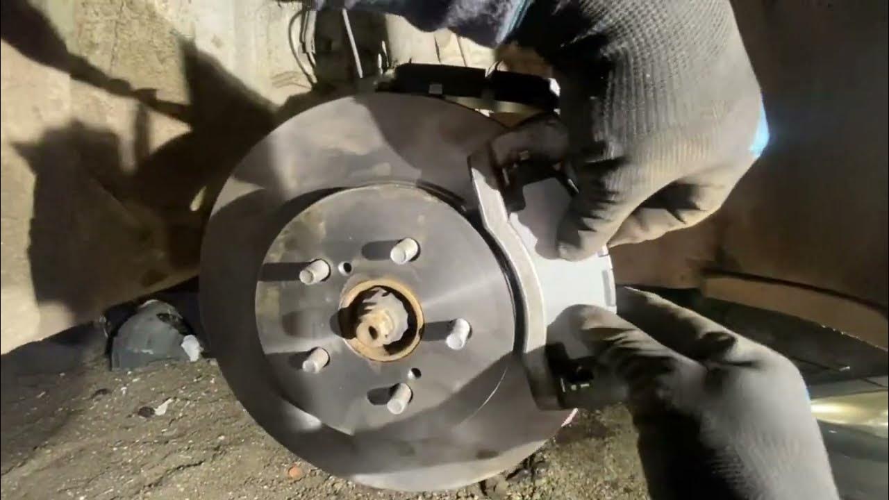 Como cambiar los frenos a un Toyota Corolla 2015 2020 - YouTube