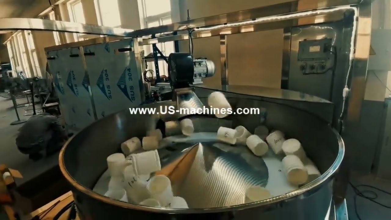 Automatic plastic bottle sorting tank feeding machine empty bottle feeding machine - YouTube
