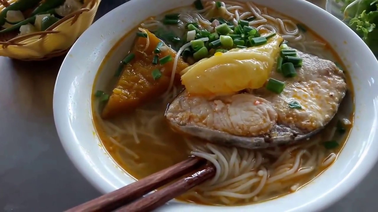 Fish soup bun cha ca, Da Nang, Vietnam - YouTube