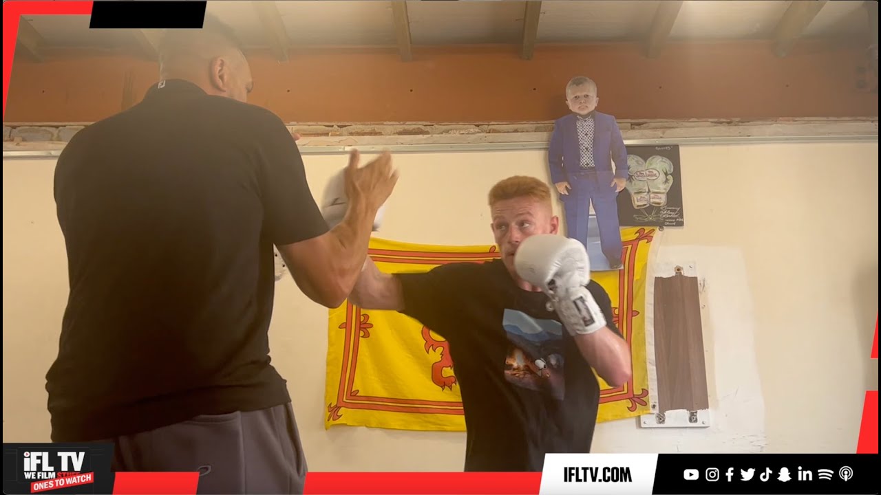 FORMER HEAVYWEIGHT RICHARD TOWERS PASSING ON SOME WISDOM TO YOUNG ...