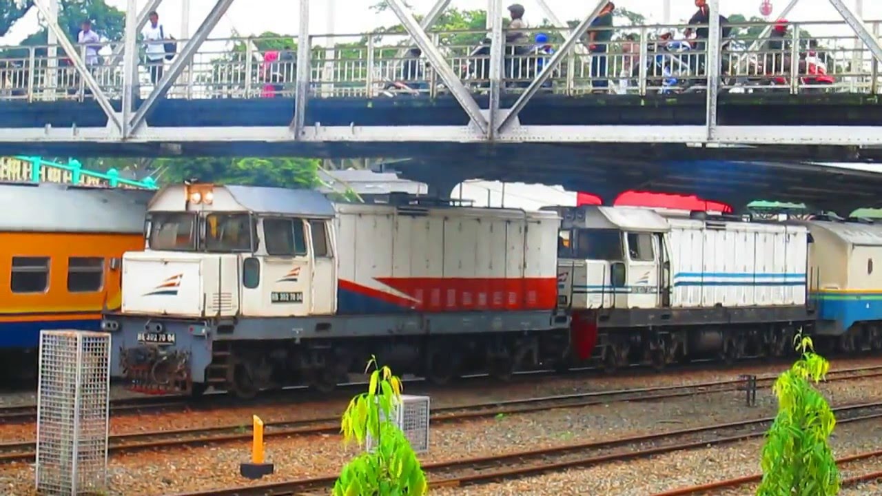 Traksi Ganda (Double Traction) BB 302 04 dan BB 303 10 dengan U52 - YouTube