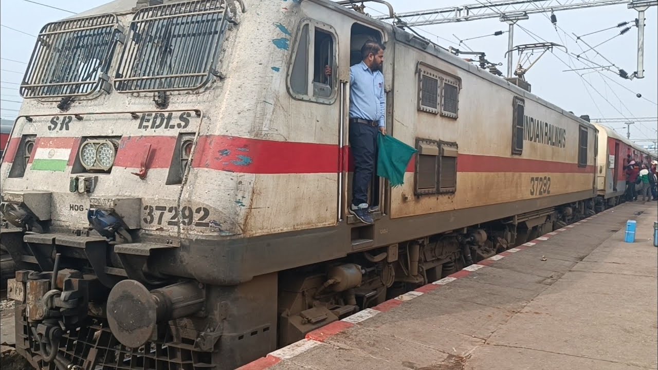 12150/Danapur - Pune SF Express Arrival And Departure From Satna Jn ...