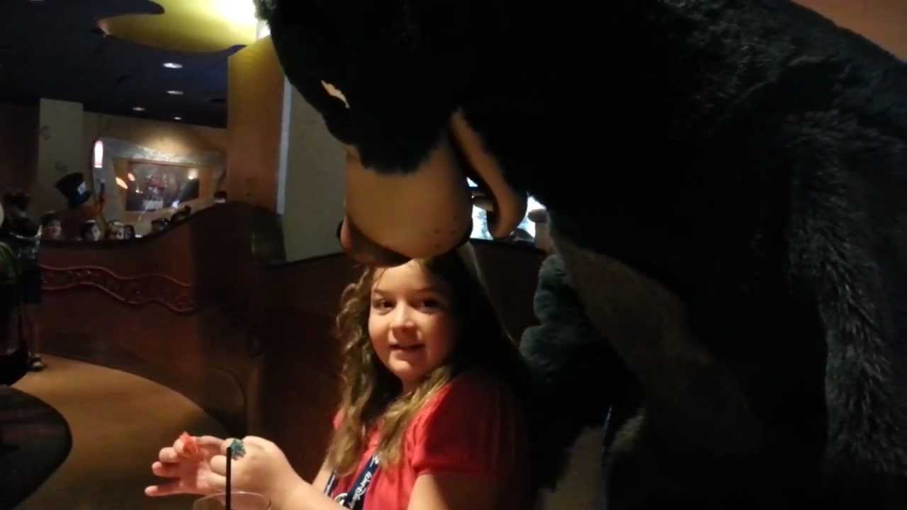 Disneyland Hotel, Goofy's Kitchen - Baloo - YouTube