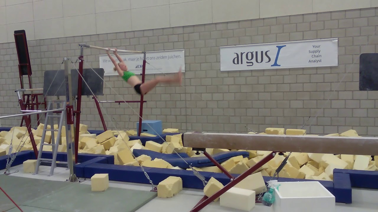 Fabiënne salto halve draai van brug in de blokkenbak - YouTube