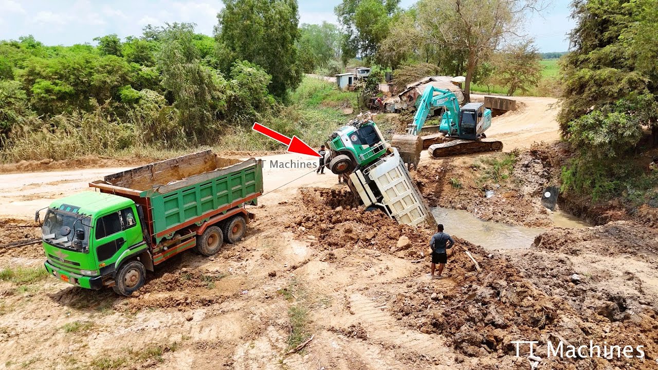 WOW !! Incredible Dump Truck 10Wheels Fails Help By Skills Driver ...