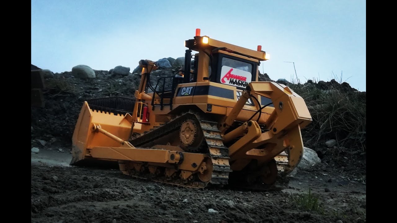 RC4WD BULLDOZER PUSHING STUFF! RC - YouTube