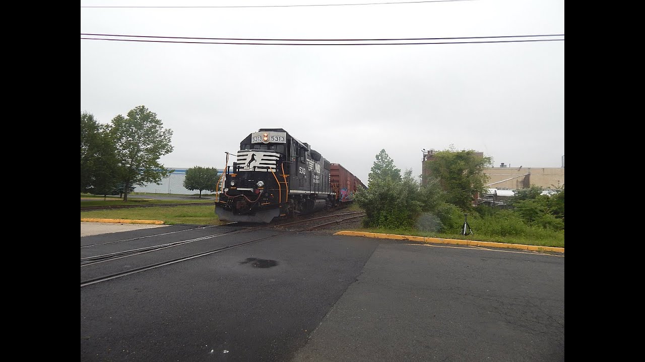 NS GP38-2 5313 dominates CR SA-33. - YouTube