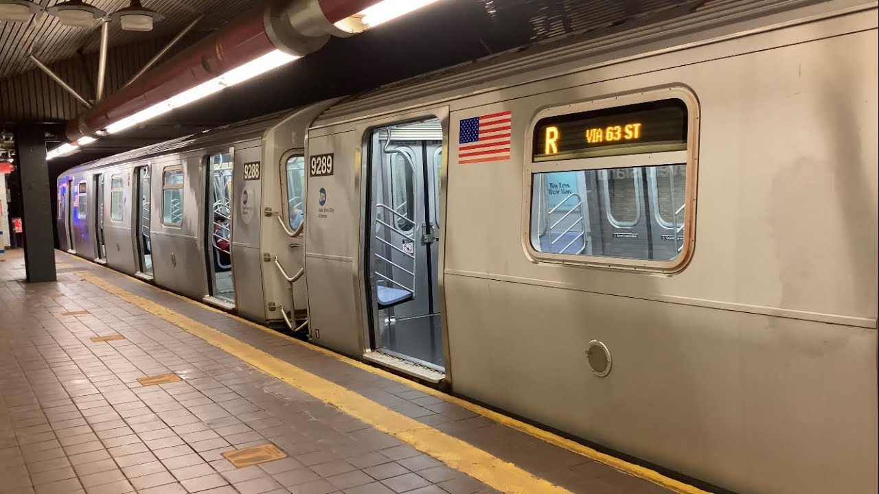Forest Hills bound R160 (R) trains via the F line at Roosevelt Island ...
