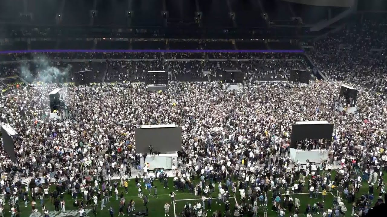 CRAZY SCENES 🙌 Tottenham fans STORM PITCH at Tottenham Hotspur Stadium ...