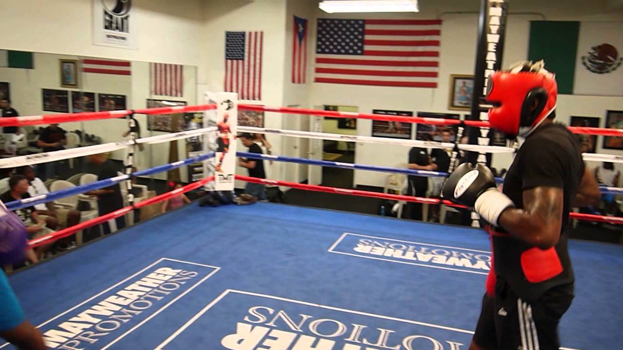 Chase Corbin and Leon Green sparring at Mayweather Boxing Club - YouTube