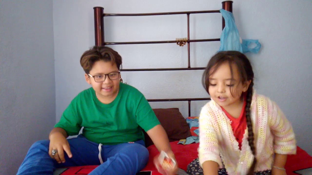 Jugando uno con mi hermana - YouTube
