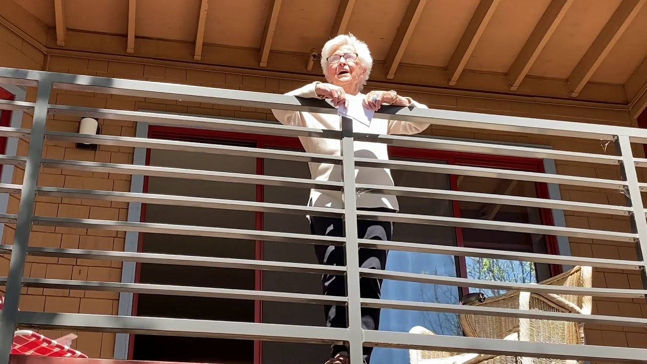 Singer charms Santa Cruz seniors during coronavirus - YouTube