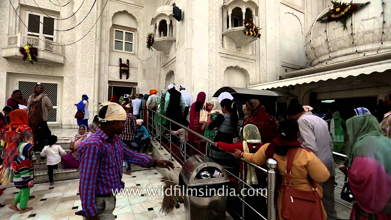 Sikhs devotees reach Bangla Sahib on occasion of Gurpurab - YouTube