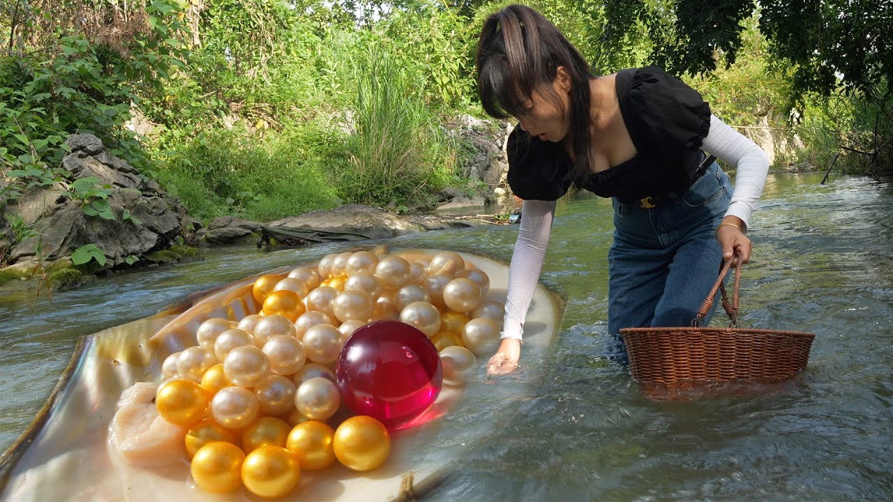 🔥Discovering sparkling pearls, the girl finds a giant clam and ...