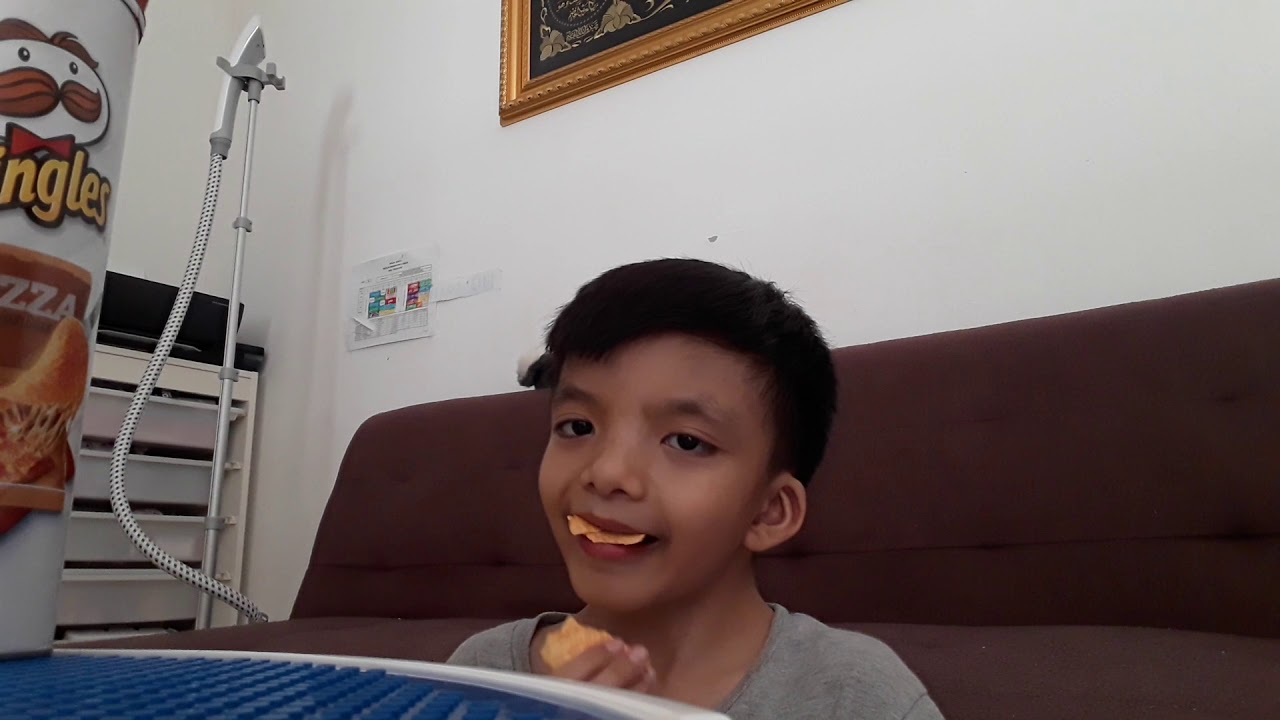 Eat Pringles and drink 7up - YouTube