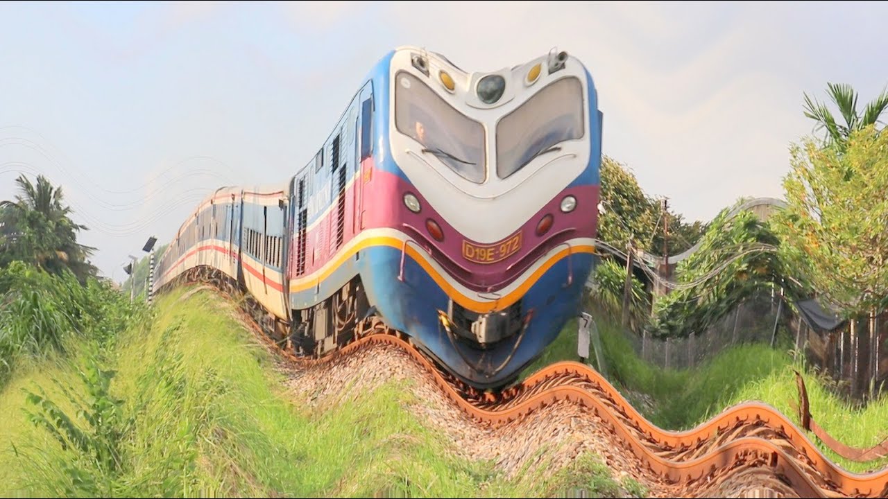 Amazing dancing train . The most funniest trains - YouTube