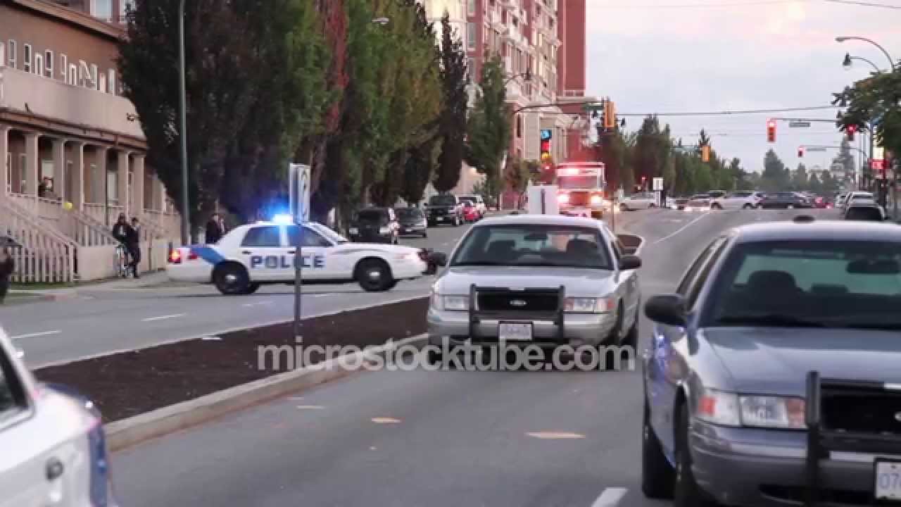 Police car moving out of the way of firetruck - YouTube
