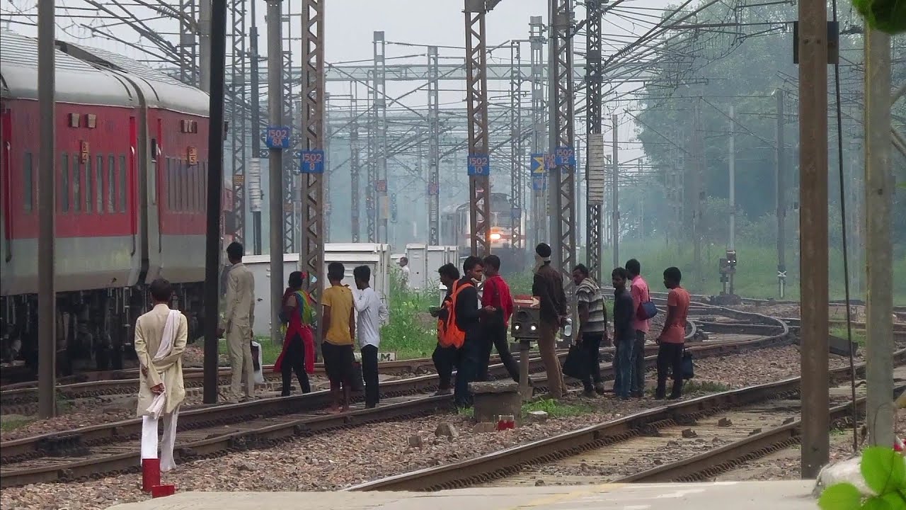 [7 in 1] Trains passing Ballabhgarh Station {Taj +Tejas Raj + Gatimaan ...