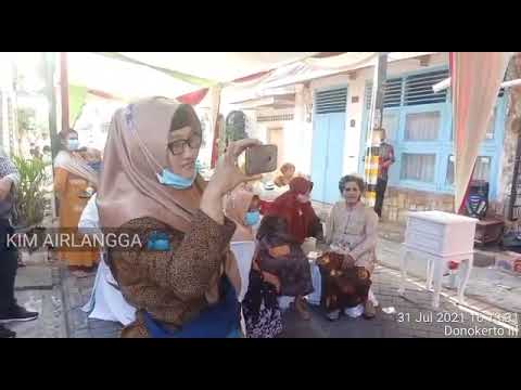 PENARI ULAR PAMER SUSU