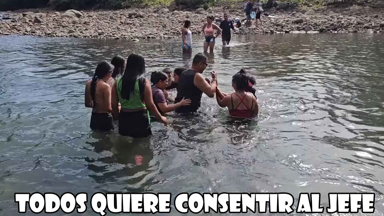 Todos consienten al jefe al cruzar el rio. - YouTube