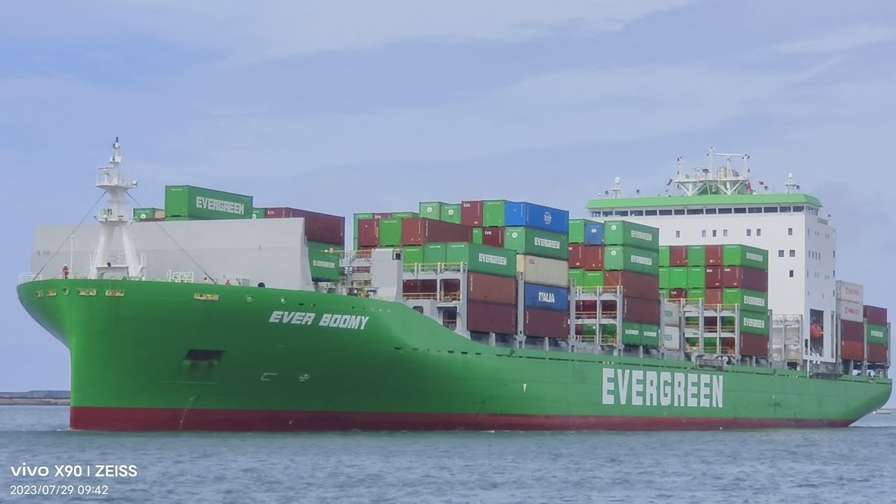 長榮海運 EVER BOOMY 長鵬輪 中間有船長的鳴笛 感受一下氣壓喇叭的震撼 - YouTube