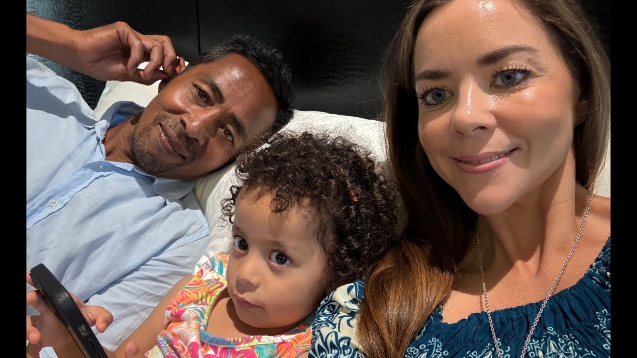 Lilly Hubbard is live from Singapore - YouTube