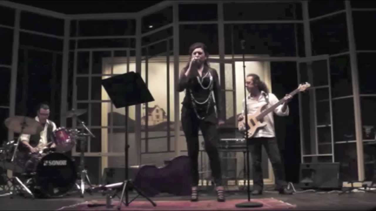 Alessandra Lembo - dicitencello vuje - YouTube
