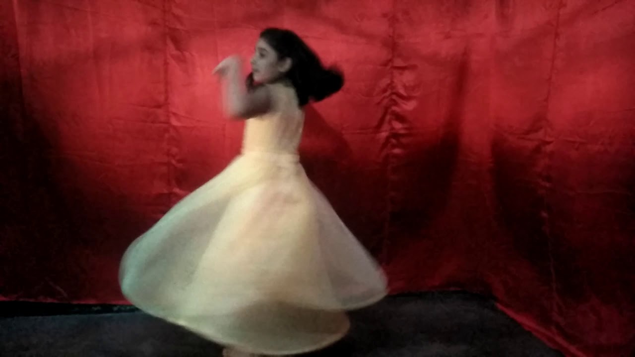 Dance performance by mahak dwivedi (pari ) - YouTube