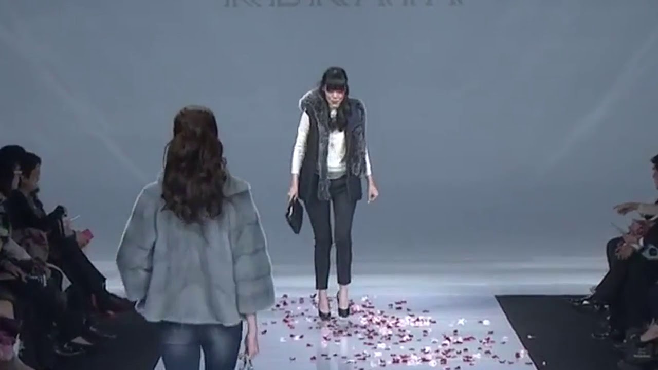 Model falls down and loses her scarf at KERAIA Fall/Winter 2016 (Taipei ...