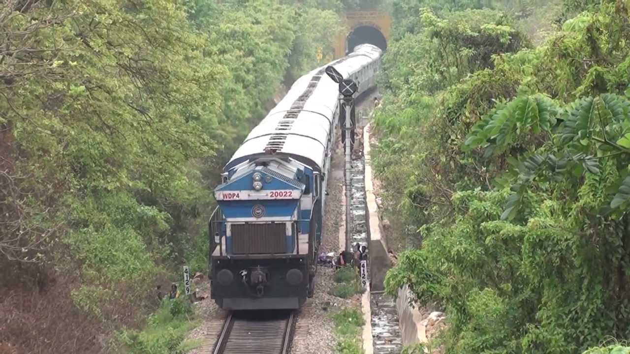 10111 CSTM-MAO Konkan Kanya Express entering Karmali Station!!!! - YouTube