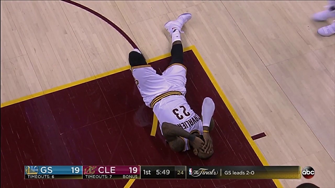 LEBRON JAMES HURTS HEAD IN 1ST QUARTER OF NBA FINALS 2017 - YouTube
