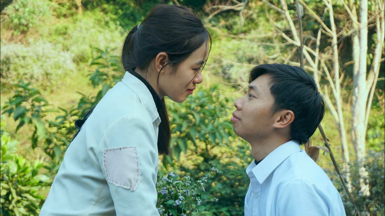 How did CEO Tony and his kind mother help Zi Hong build a bamboo house ...