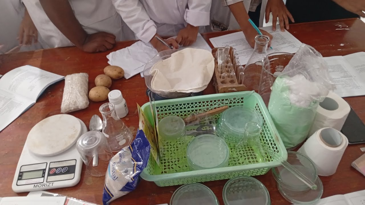 Pembuatan media pertumbuhan bakteri dan jamur dan isolasi ...