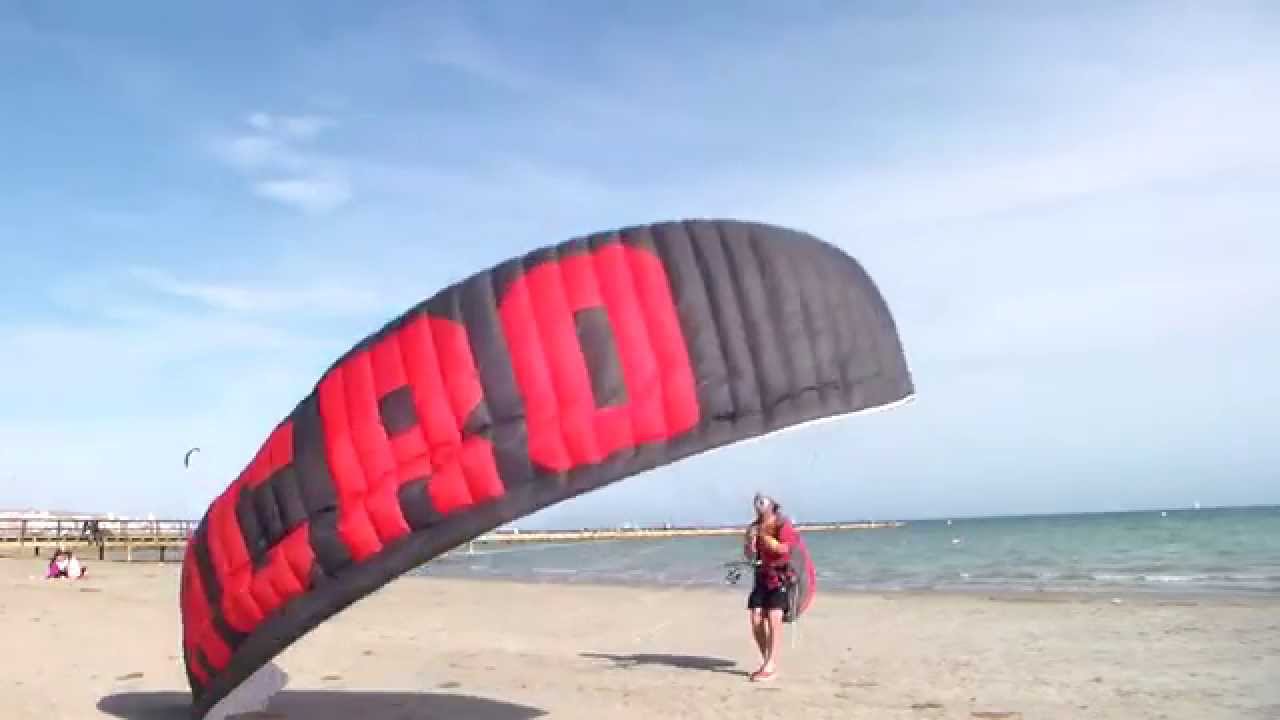 PARAPENTE HACIENDO CAMPANA EN LA PLAYA LA GOLA - YouTube