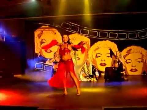 Belly dance show in Turkey. Türkiye'de dansöz gösterisi.