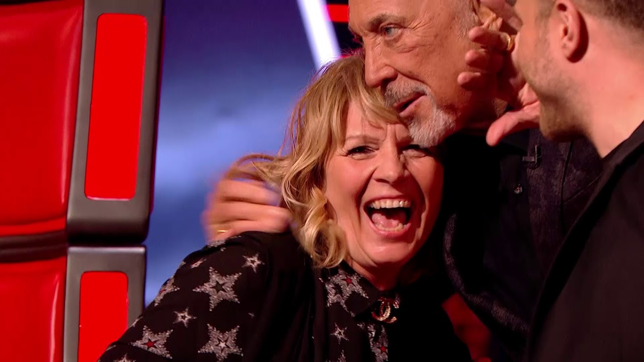 The Voice UK 2018: Tom Jones KISSES Olly Murs' Mum - YouTube