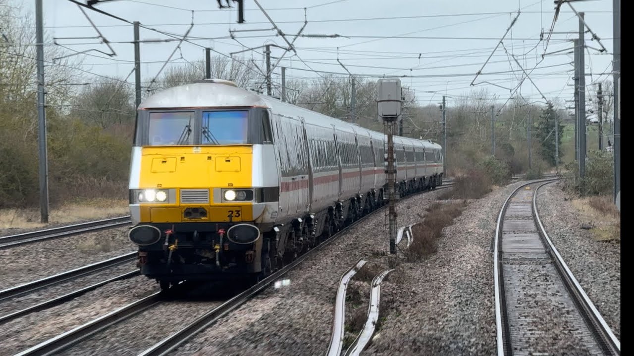 LNER MK4 DVT 82223 leads Class 91 91101 on 1Y84 12:02 York to London ...