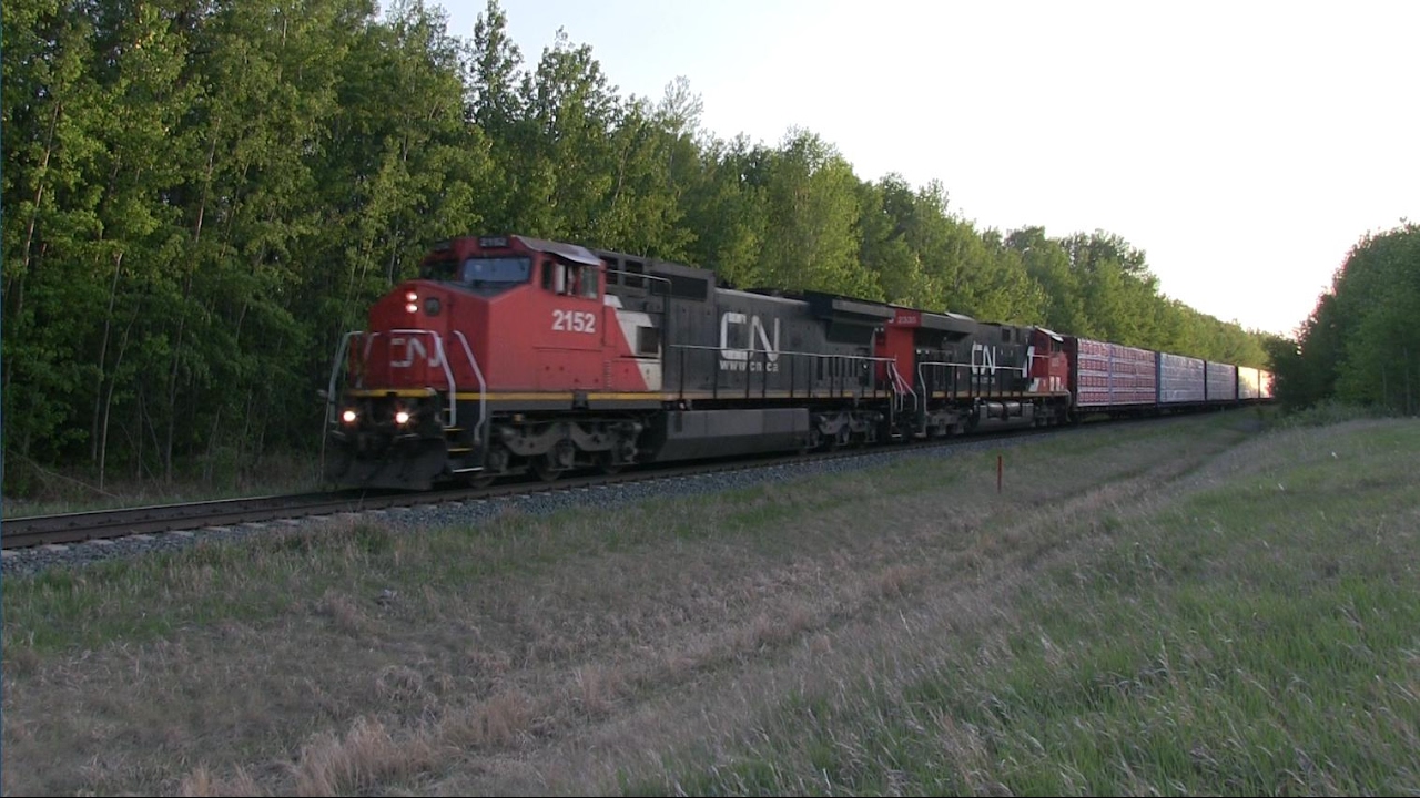 CN Train Spotting HD: CN 2152 & 2335 Leads CN Mixed Freight At Wabamun ...