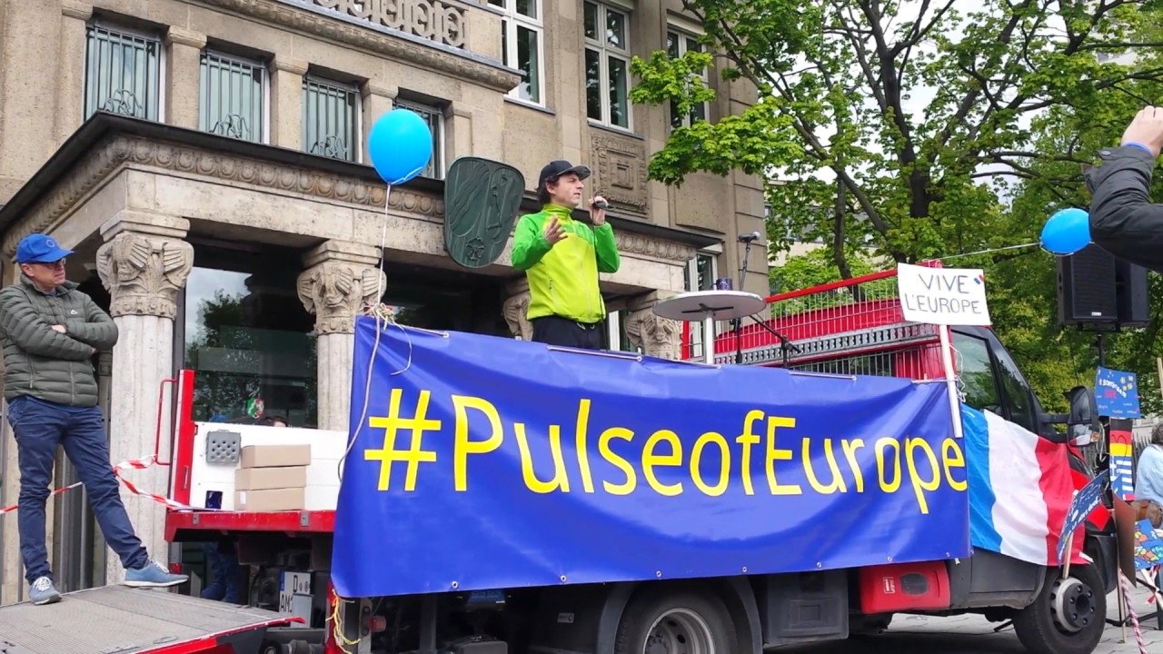 Pulse of Europe Düsseldorf, Sushi, Poetry Slammer, für Europa, 23.4. ...