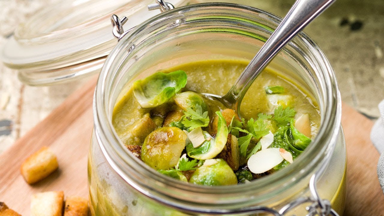 Groene koolsoep met spruitjes, croutons en amandelpesto - YouTube