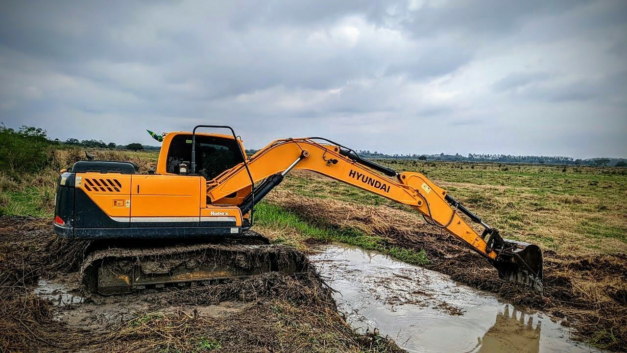 COMO ATRAVESSAR VALA NO BANHADO COM ESCAVADEIRA HIDRÁULICA - YouTube