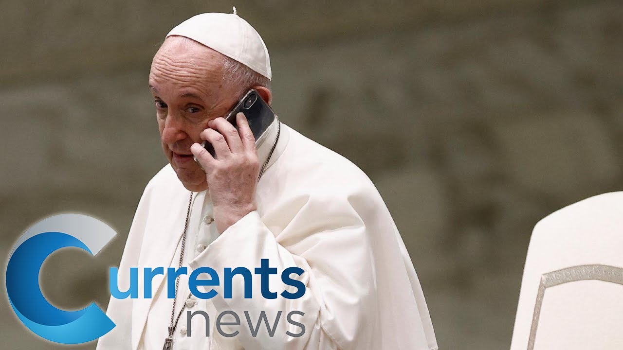 Pope Francis Takes Phone Call During General Audience - YouTube